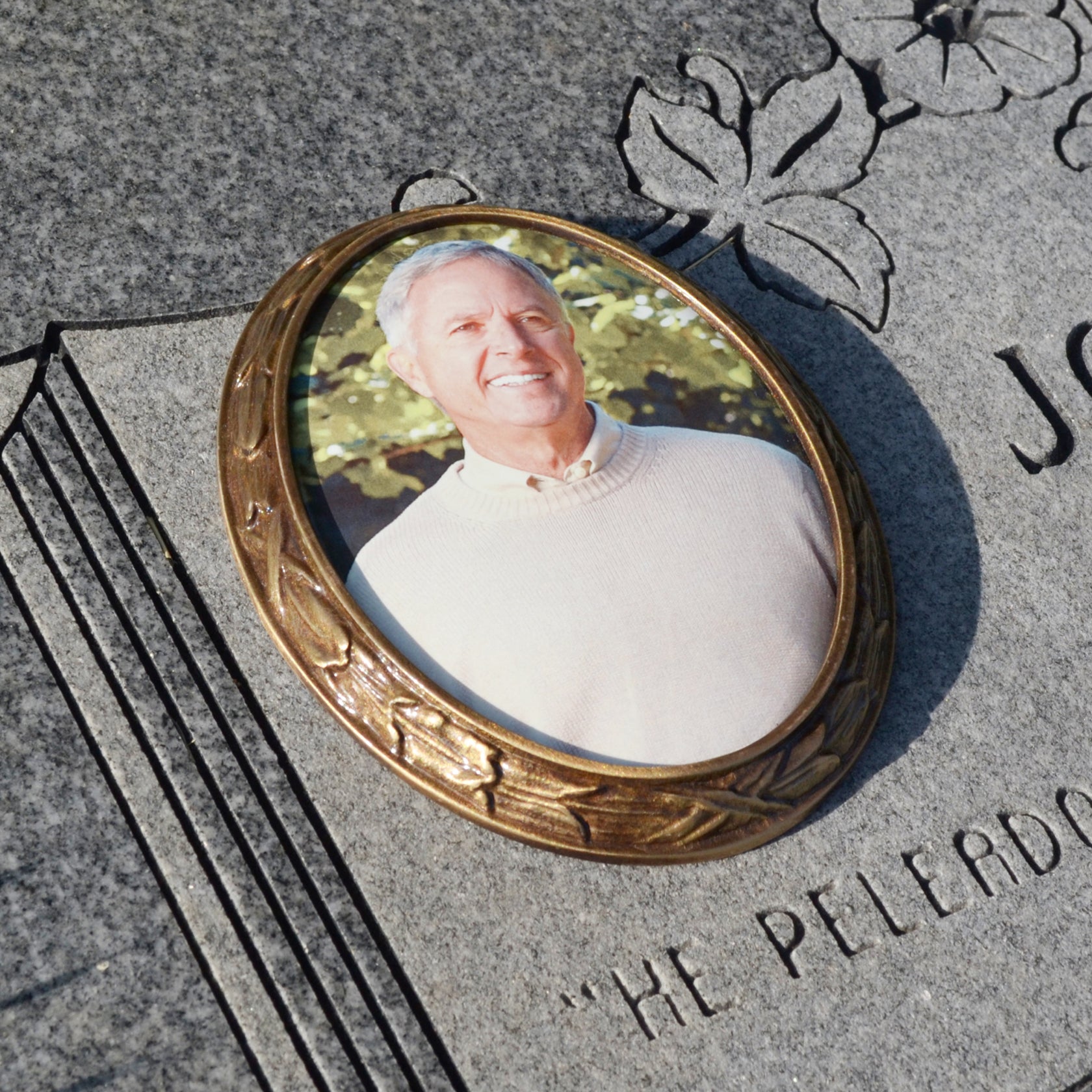 Oval Bronze Framed Pictures for Headstones | Ceramic Headstone Photos ...